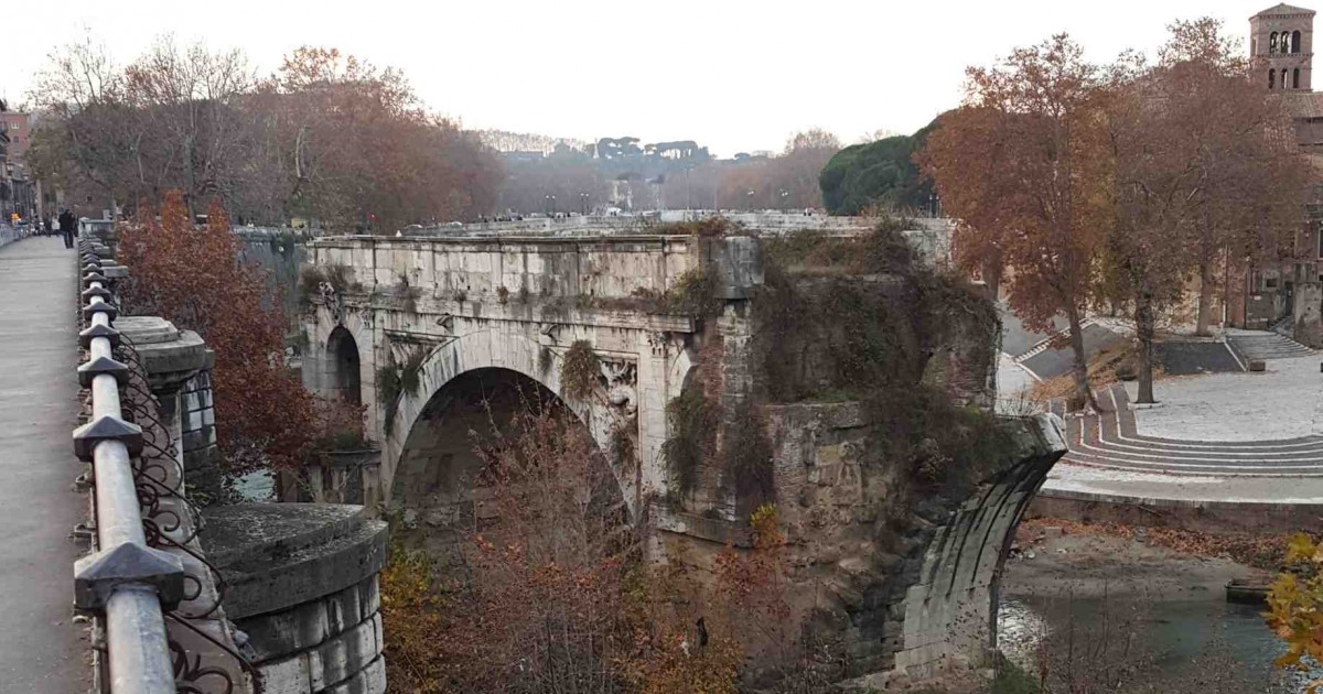 Ponte Rotto: Rome's broken bridge - Through Eternity Tours